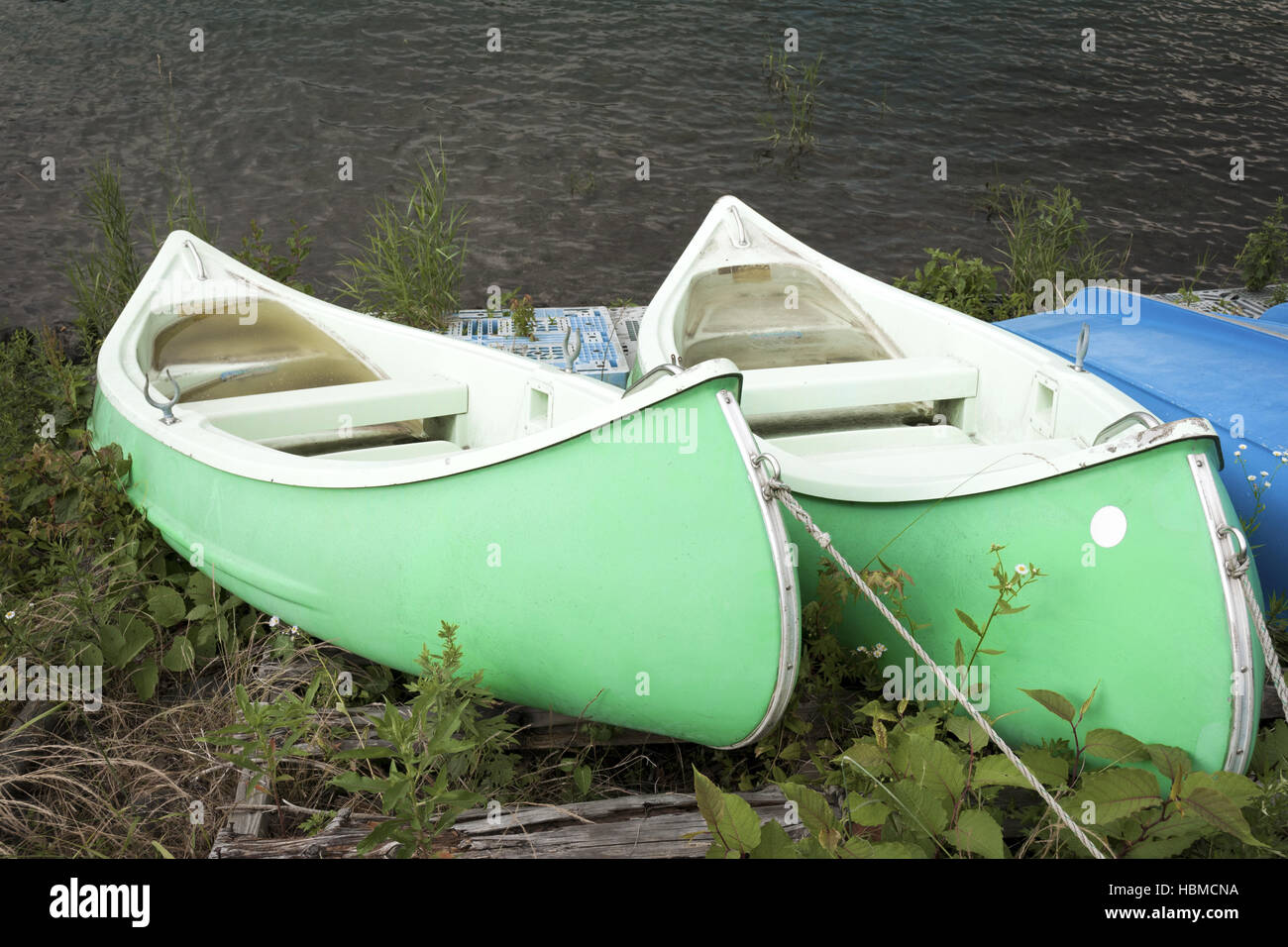 Green canoes hi-res stock photography and images - Alamy