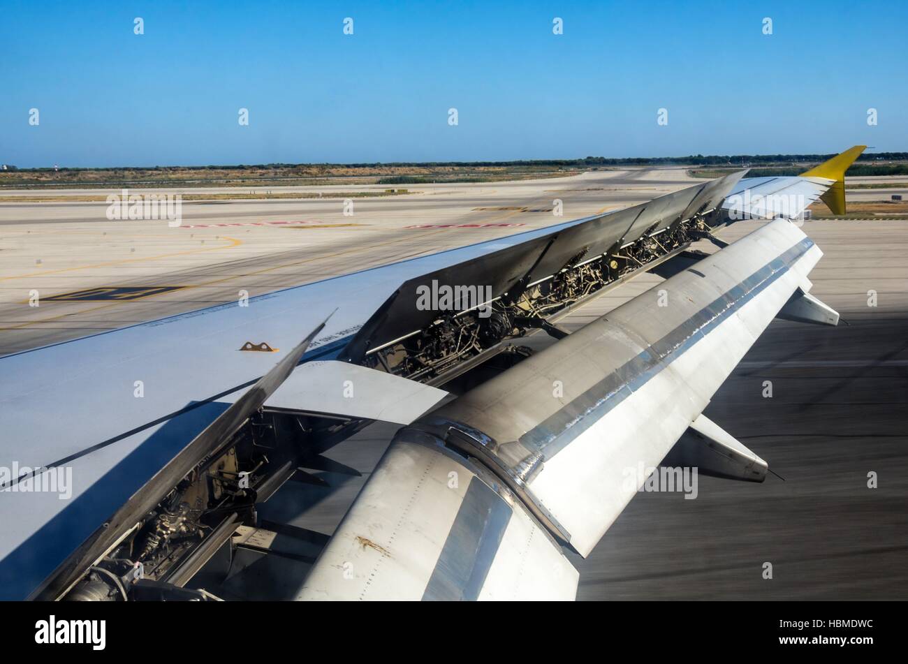 Landing flaps hi-res stock photography and images - Alamy