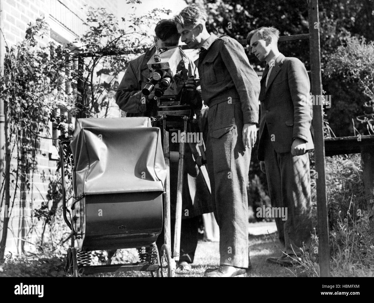 A DIARY FOR TIMOTHY, director Humphrey Jennings filming, 1945 Stock ...