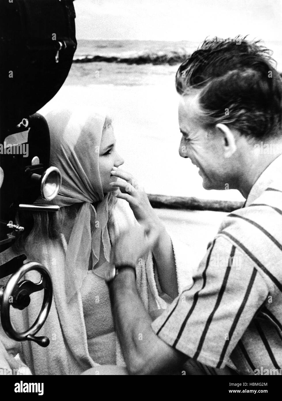 DIAMOND HEAD, from left: Yvette Mimieux, director Guy Green, on ...