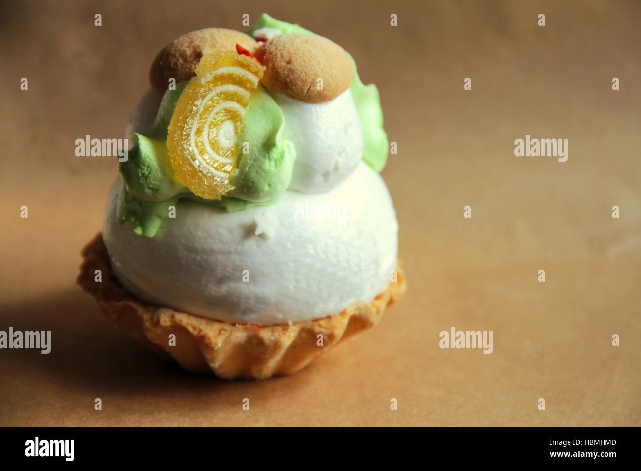 Cute cream cake hi-res stock photography and images - Alamy