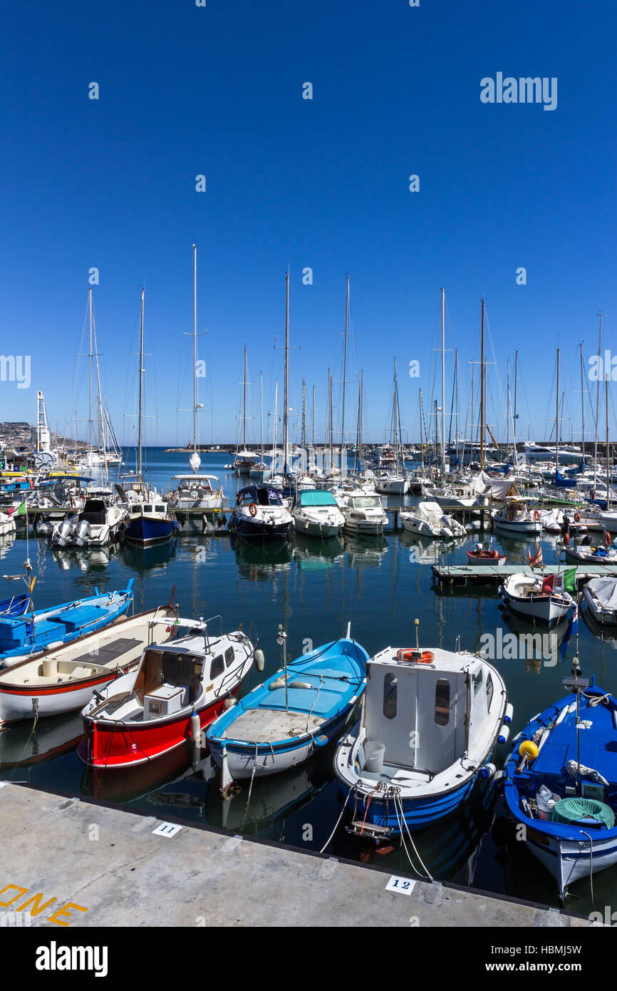 Small sailboat in harbour hi-res stock photography and images - Alamy