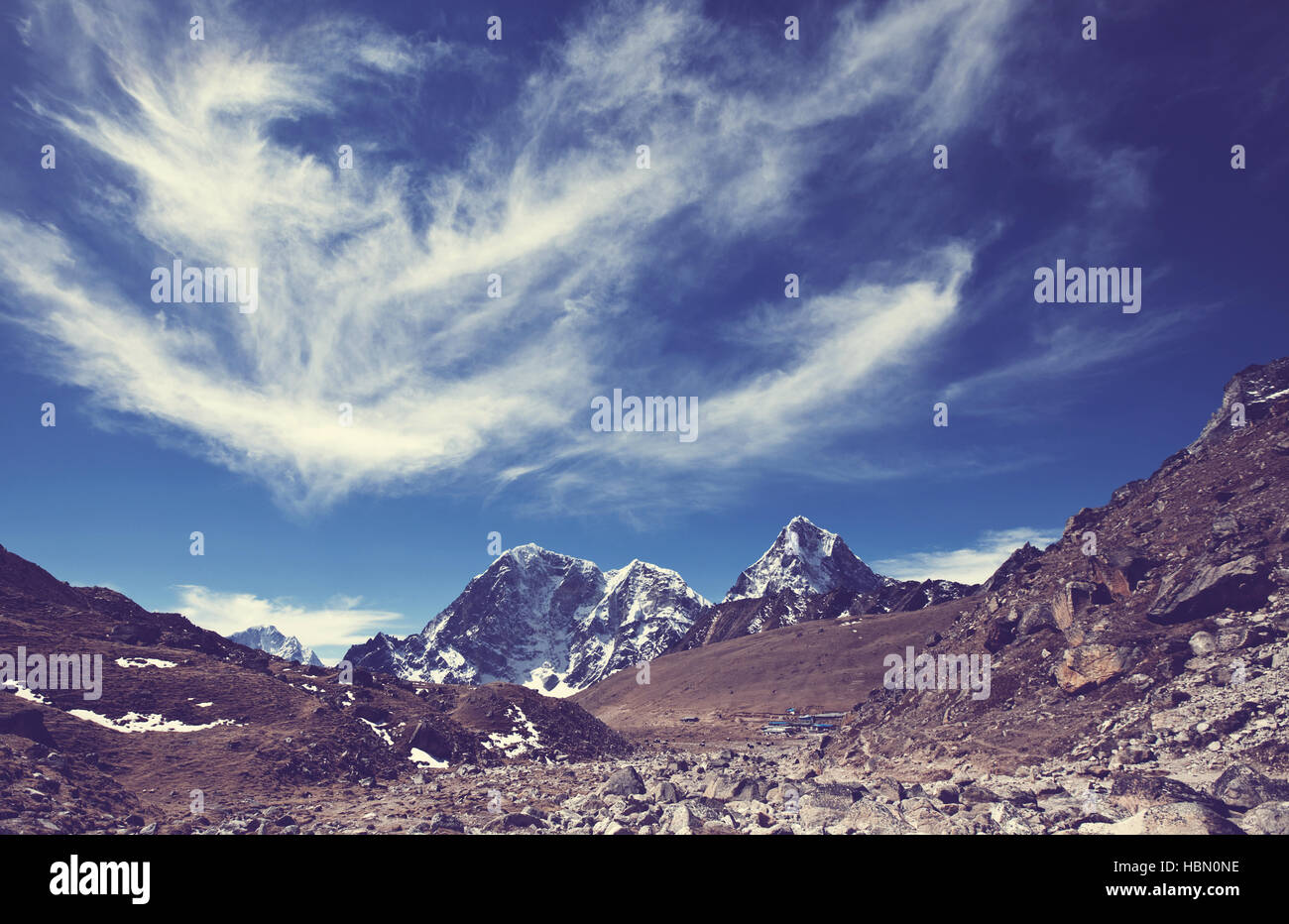 High altitude himalayan mountain hi-res stock photography and images ...