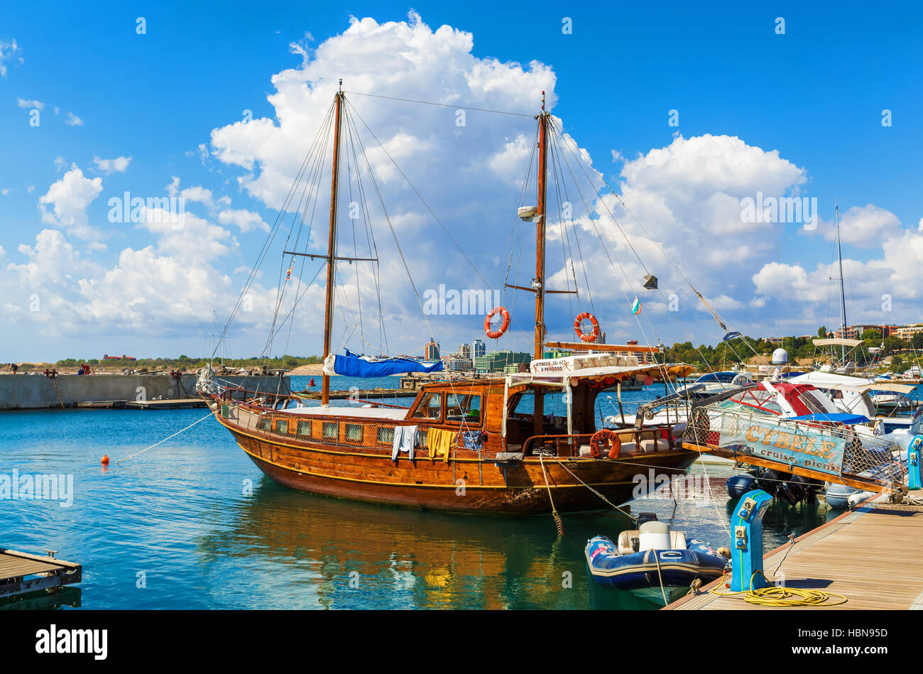 Yach pier hi-res stock photography and images - Alamy