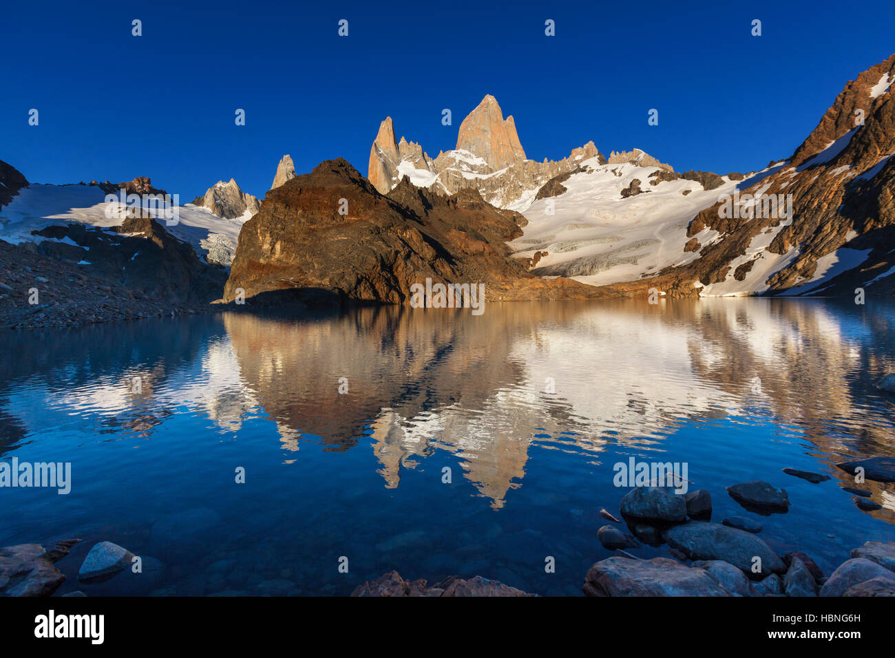Fitz roy bergmassiv hi-res stock photography and images - Alamy