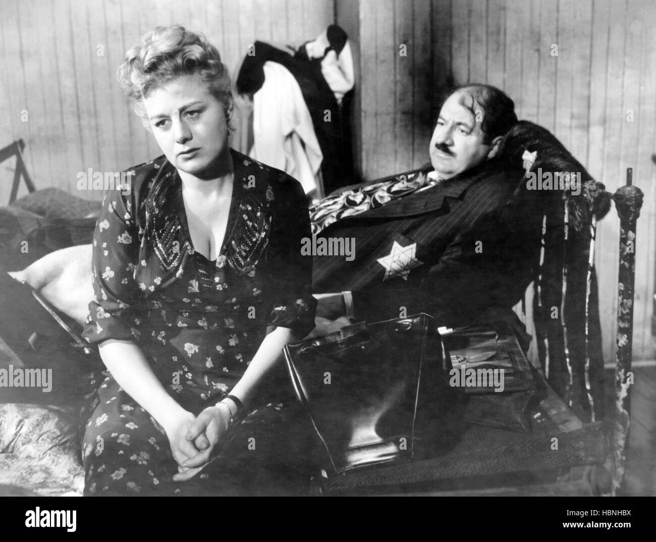 THE DIARY OF ANNE FRANK, from left: Shelley Winters, Lou Jacobi, 1959 ...