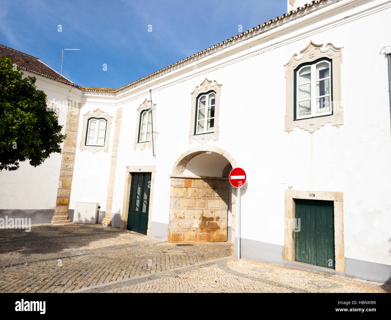 Largo da Se in the old town of Faro - Algarve region, Portugal Stock ...