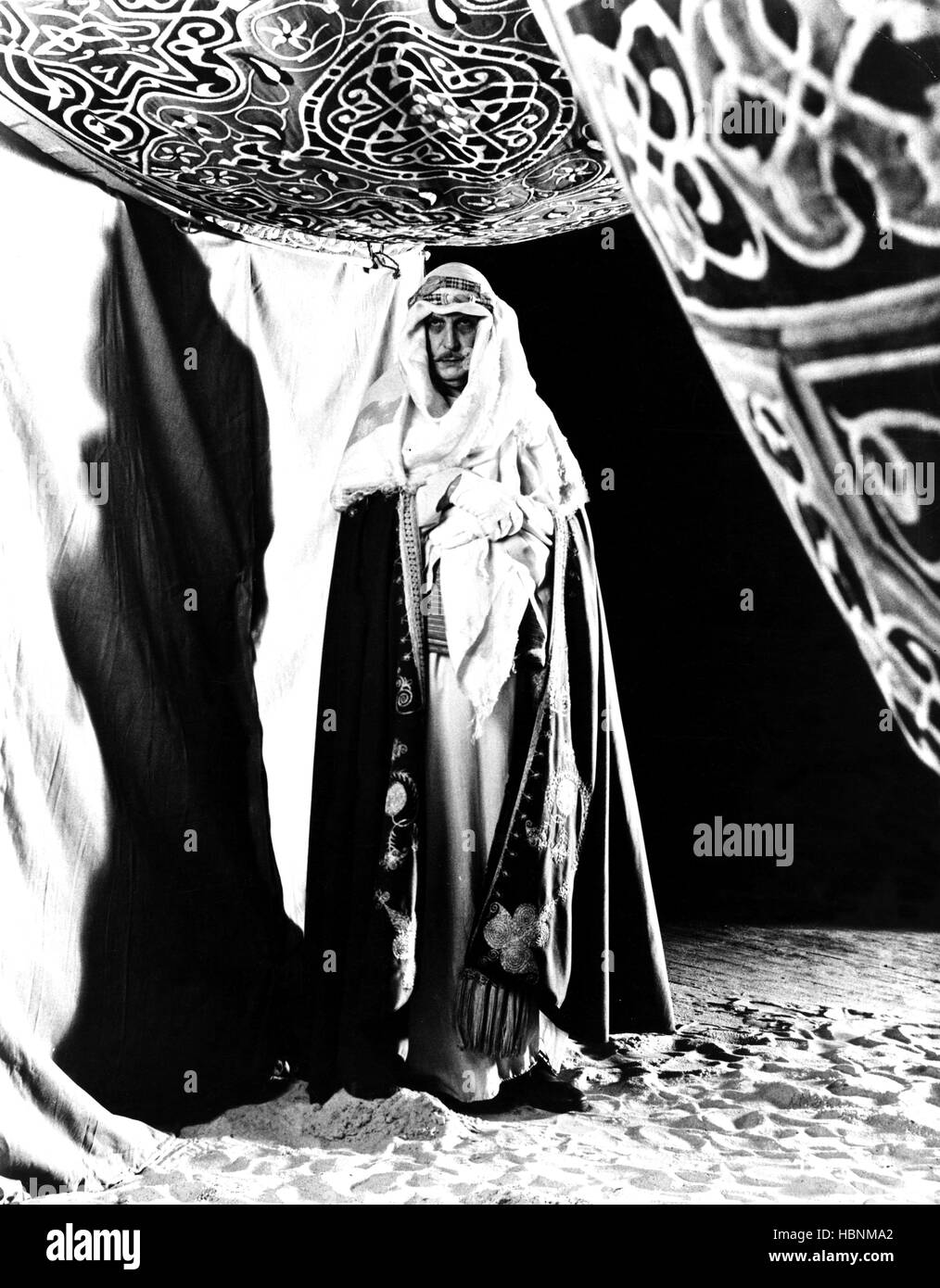 DR. PHIBES RISES AGAIN, Vincent Price, 1972 Stock Photo - Alamy
