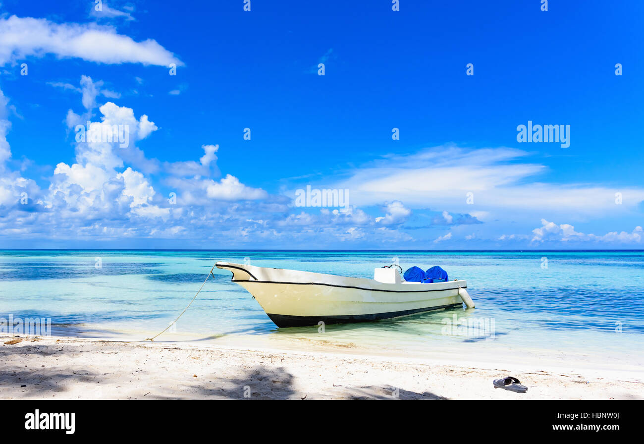 Boat sea beach Stock Photo - Alamy