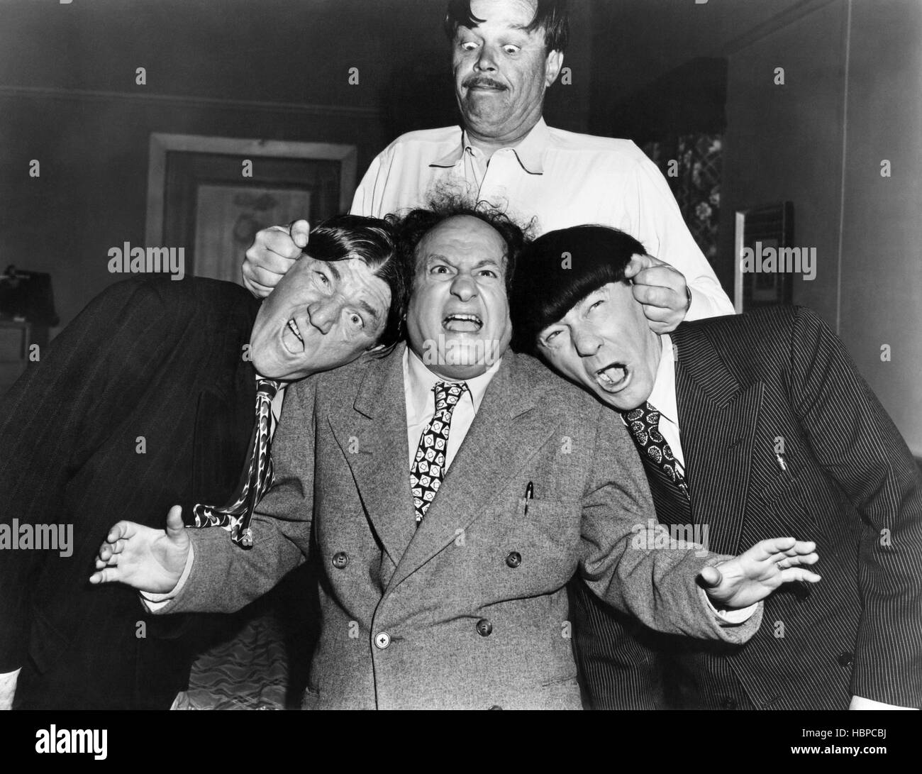 DON'T THROW THAT KNIFE, Dick Curtis, (top), The Three Stooges, (Shemp ...