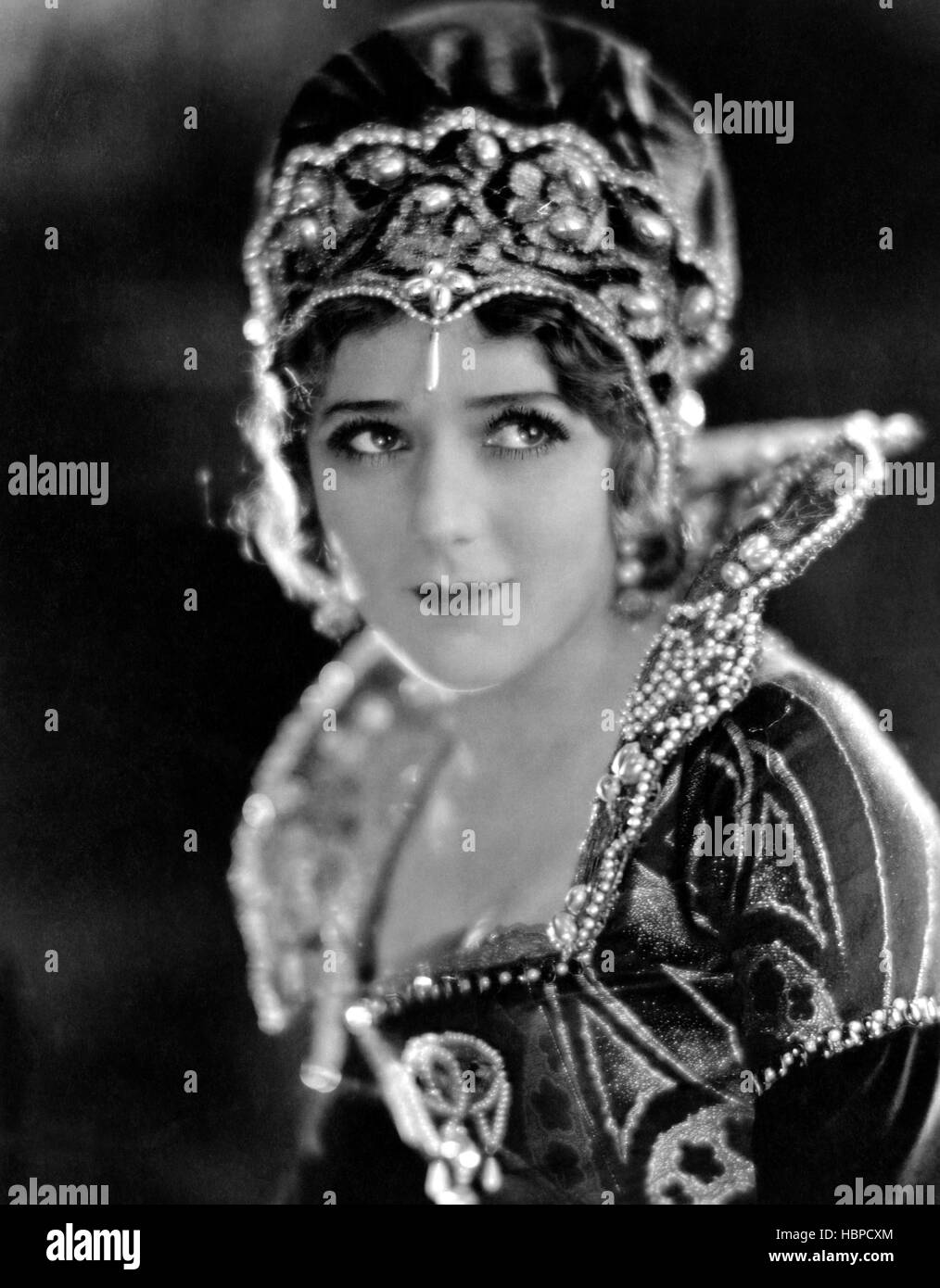 Headdress tudor hi-res stock photography and images - Alamy