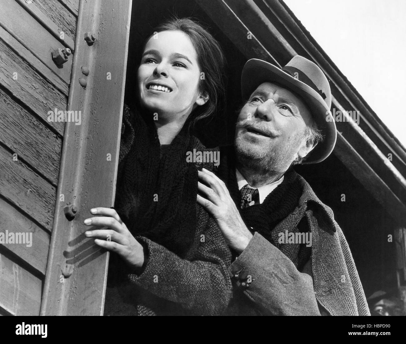 DOCTOR ZHIVAGO, from left, Geraldine Chaplin, Ralph Richardson, 1965 ...