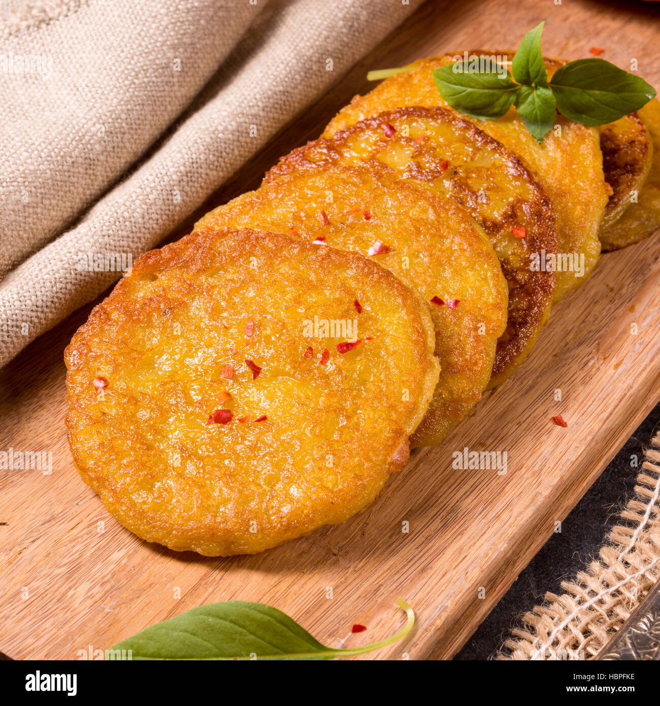 Gold kartoffeln hi-res stock photography and images - Alamy