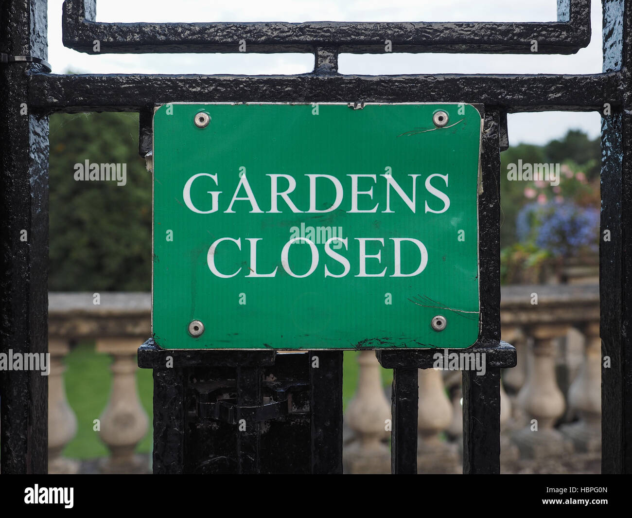 Gardens closed sign Stock Photo - Alamy