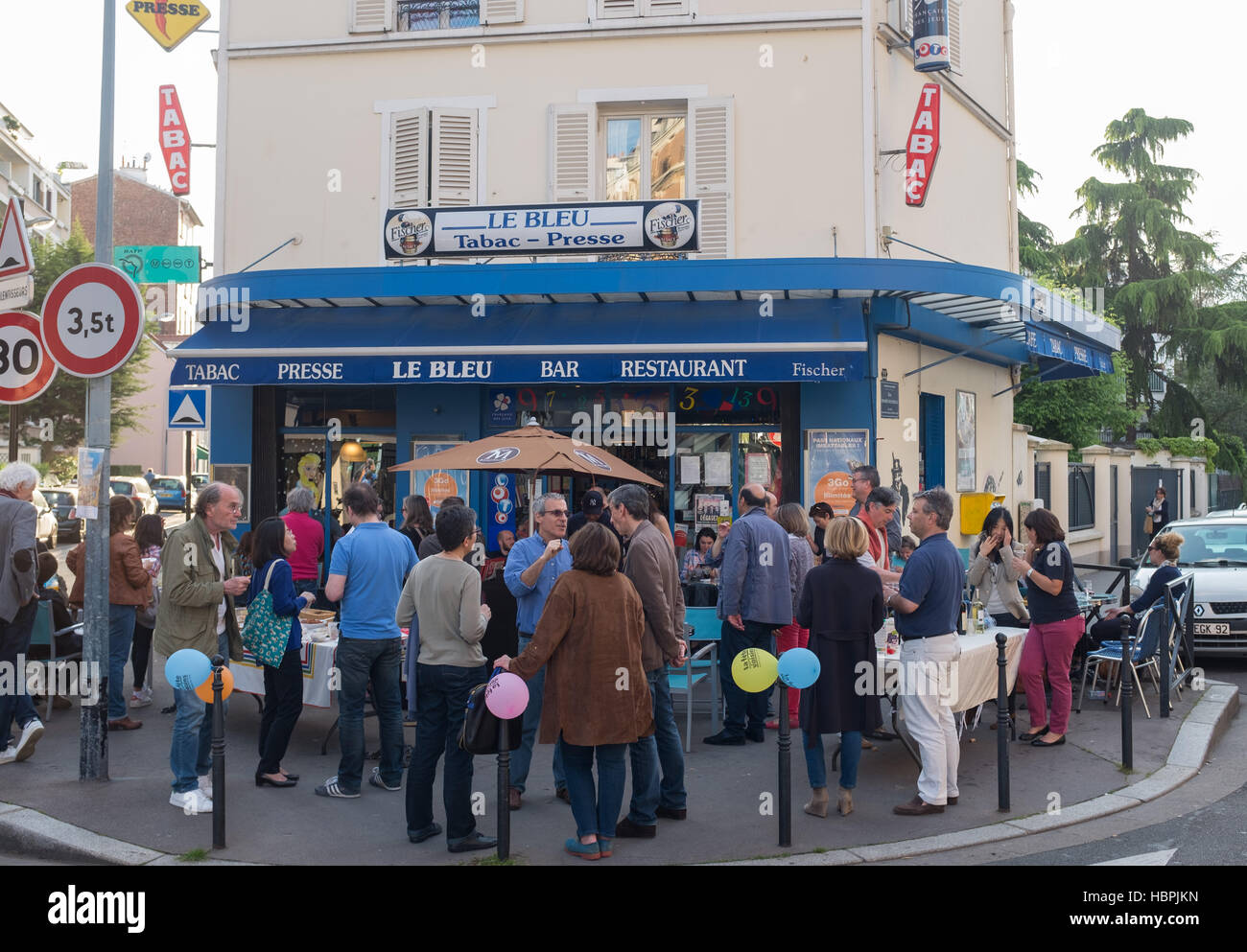Le cafe bleu paris hi-res stock photography and images - Alamy