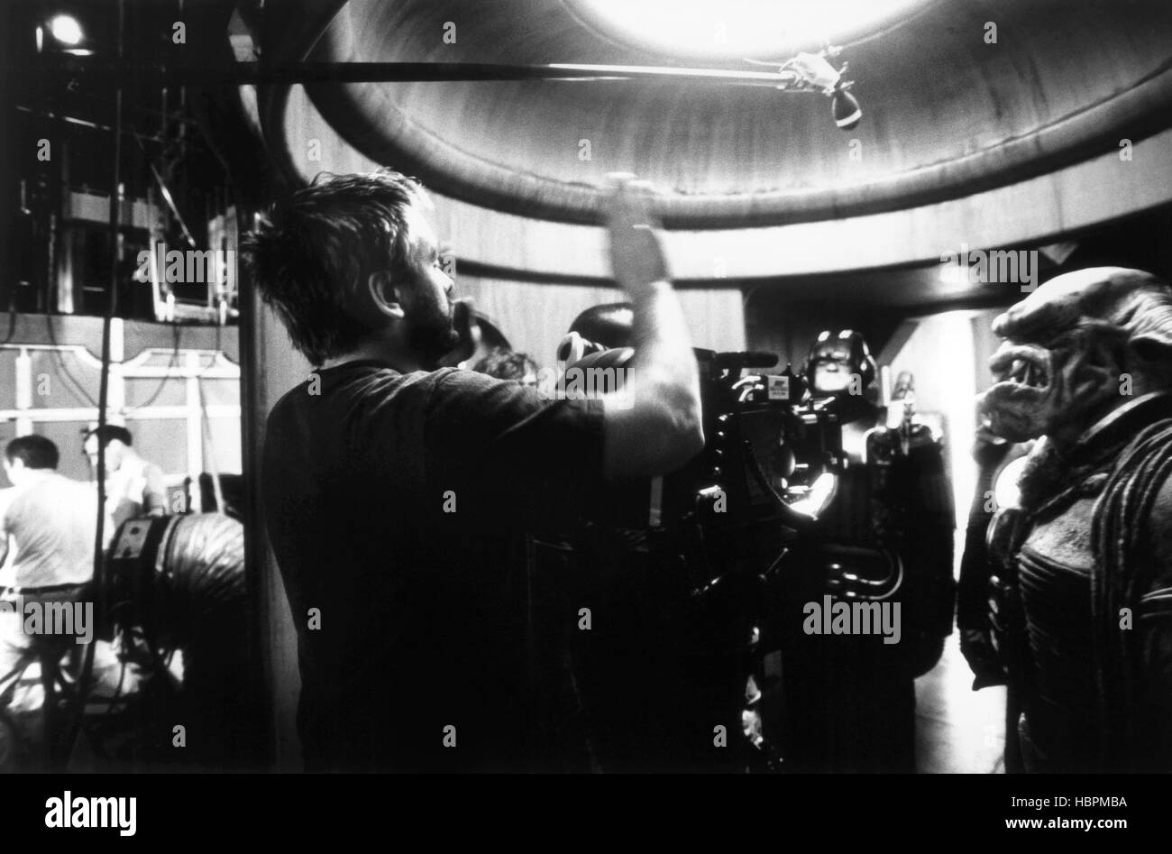 THE FIFTH ELEMENT, director Luc Besson on set, 1997, © Columbia ...