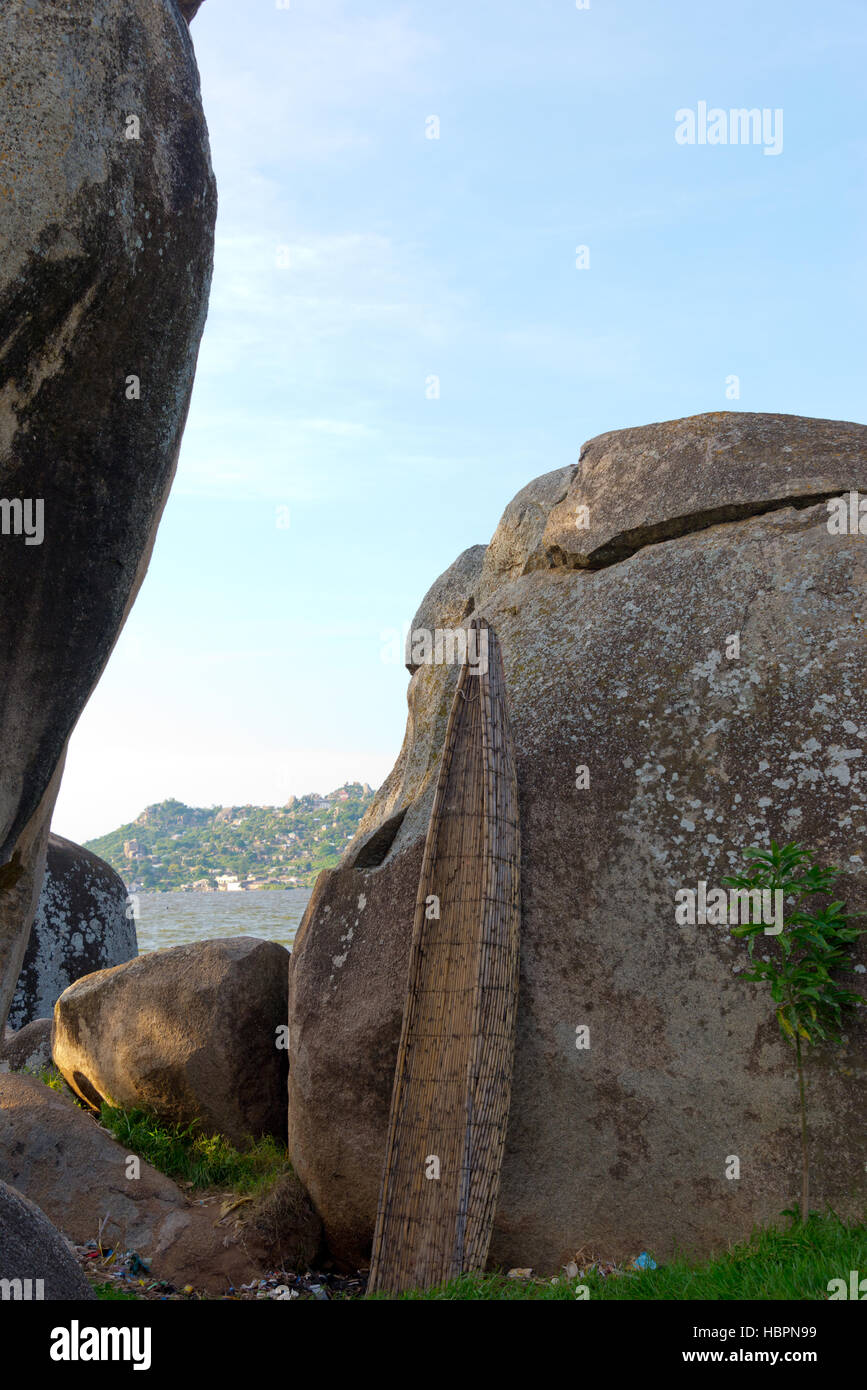 rocks on shore of lake victoria Stock Photo - Alamy