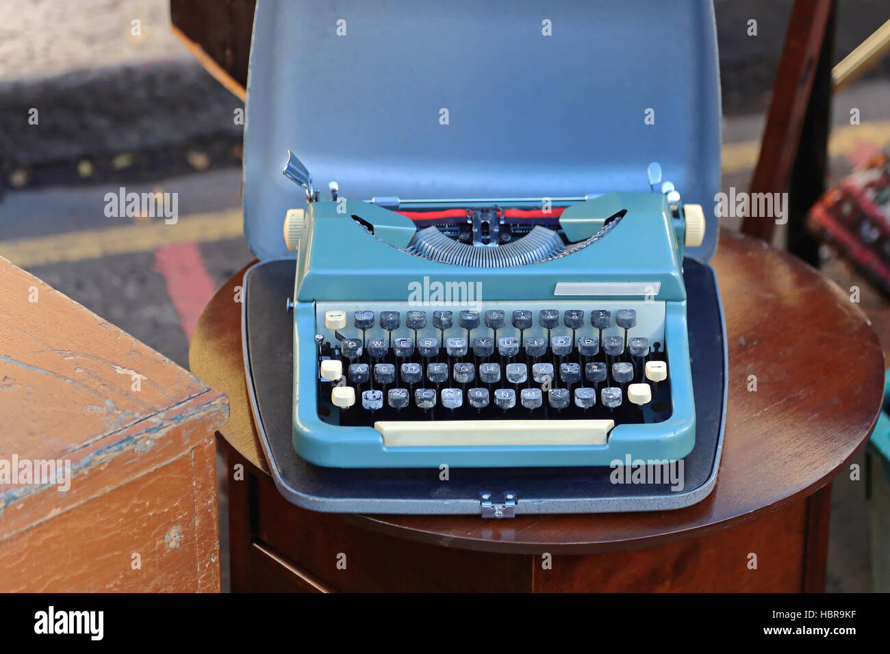 Second hand typewriter hi-res stock photography and images - Alamy