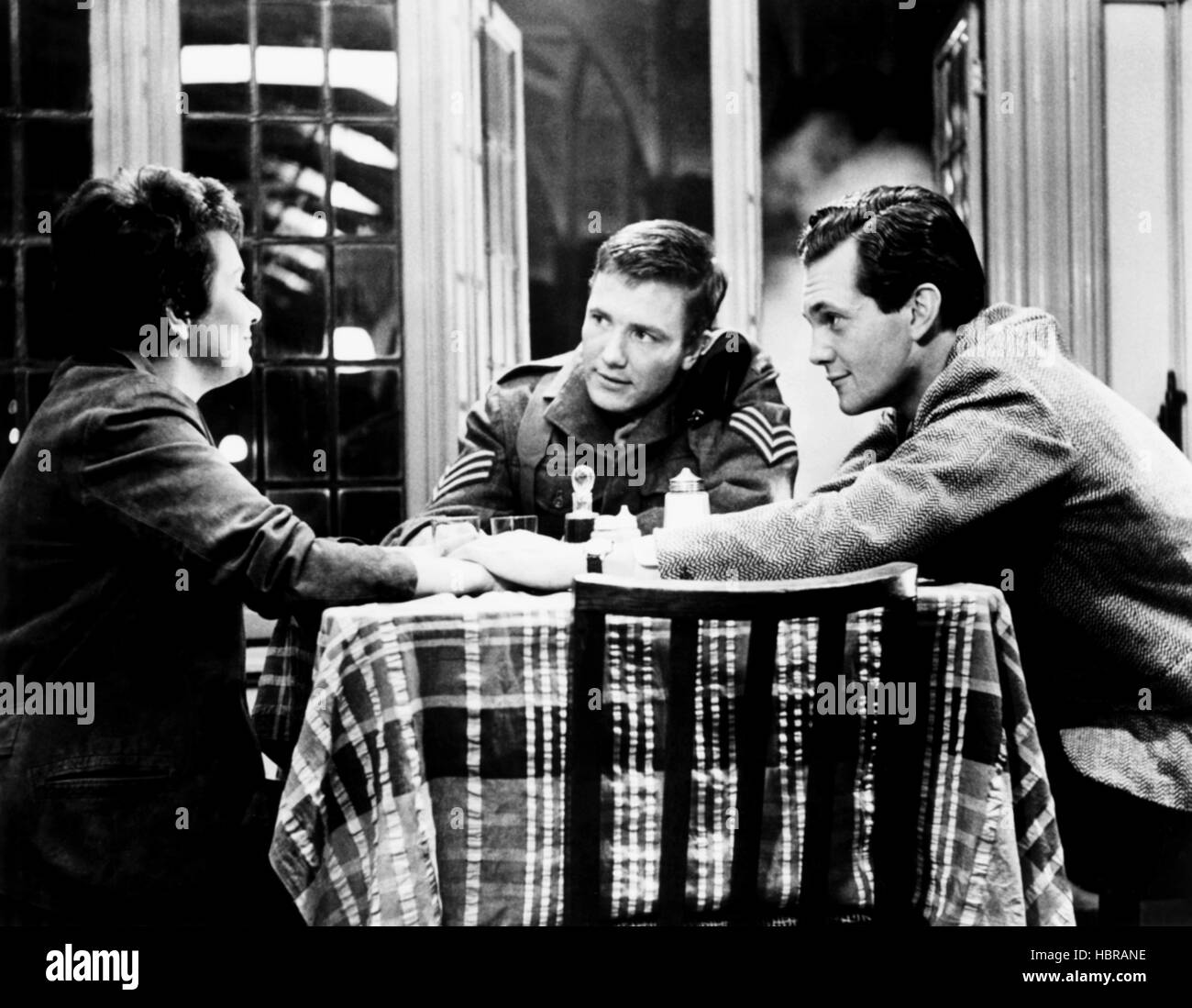THE ENTERTAINER, from left, Joan Plowright, Albert Finney, Daniel ...