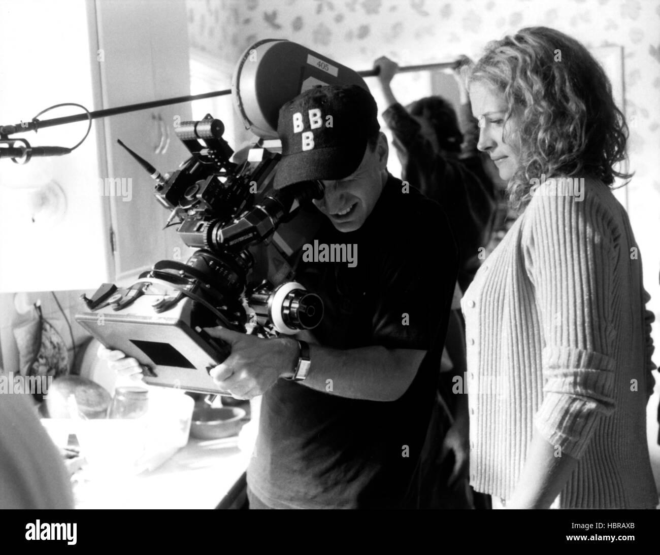 ERIN BROCKOVICH, director Steven Soderbergh, Julia Roberts, on-set ...