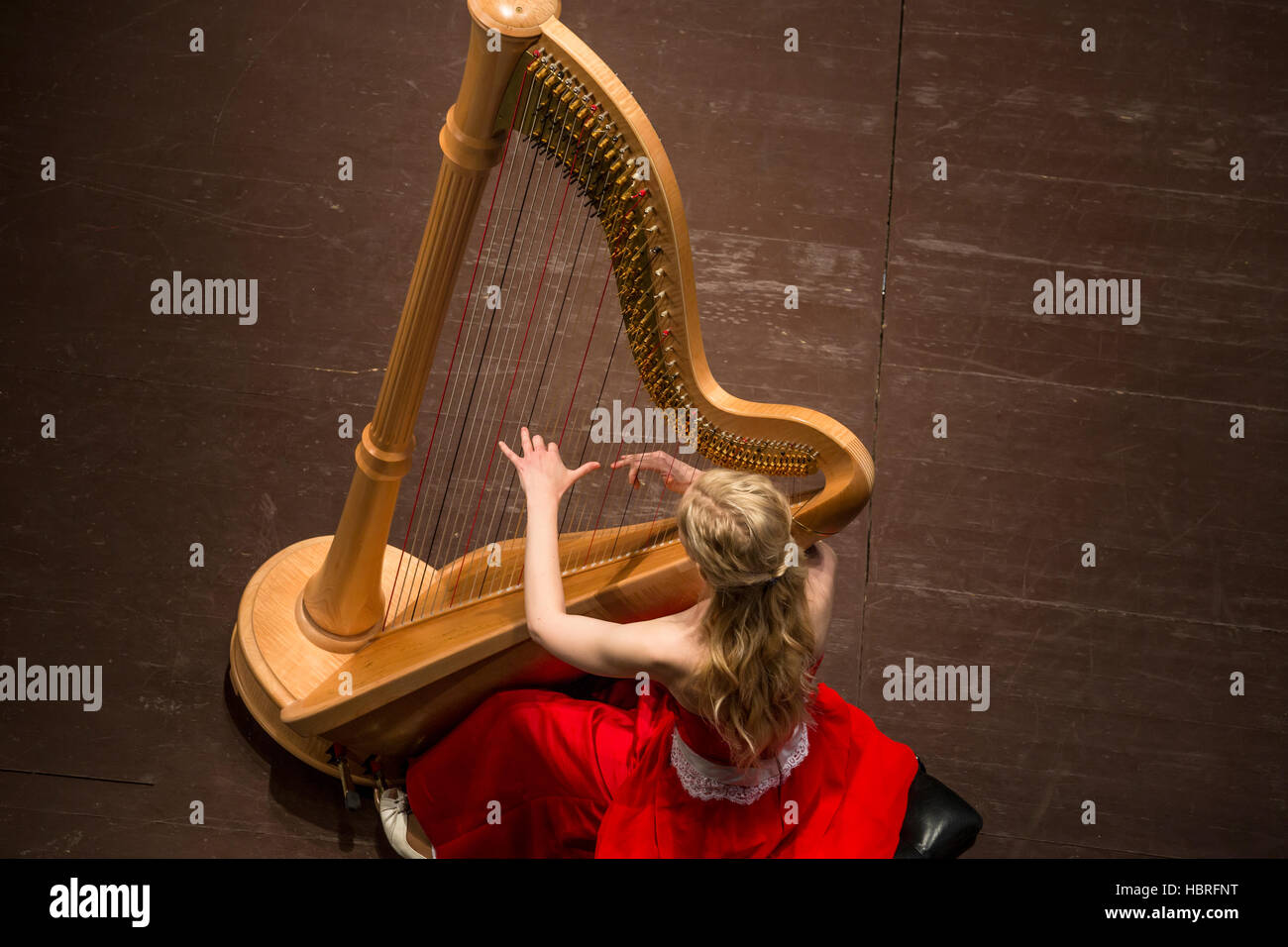 Lady playing the harp hi-res stock photography and images - Alamy