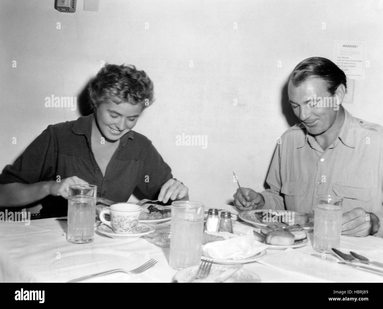 FOR WHOM THE BELL TOLLS, Ingrid Bergman, Gary Cooper, eating lunch at ...
