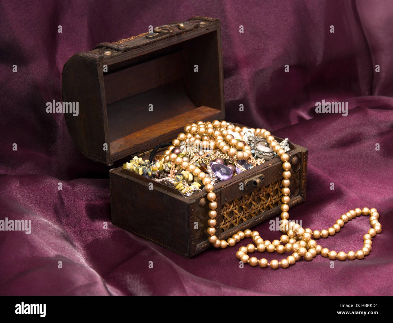 Treasure chest gold and silver coin hi-res stock photography and images ...