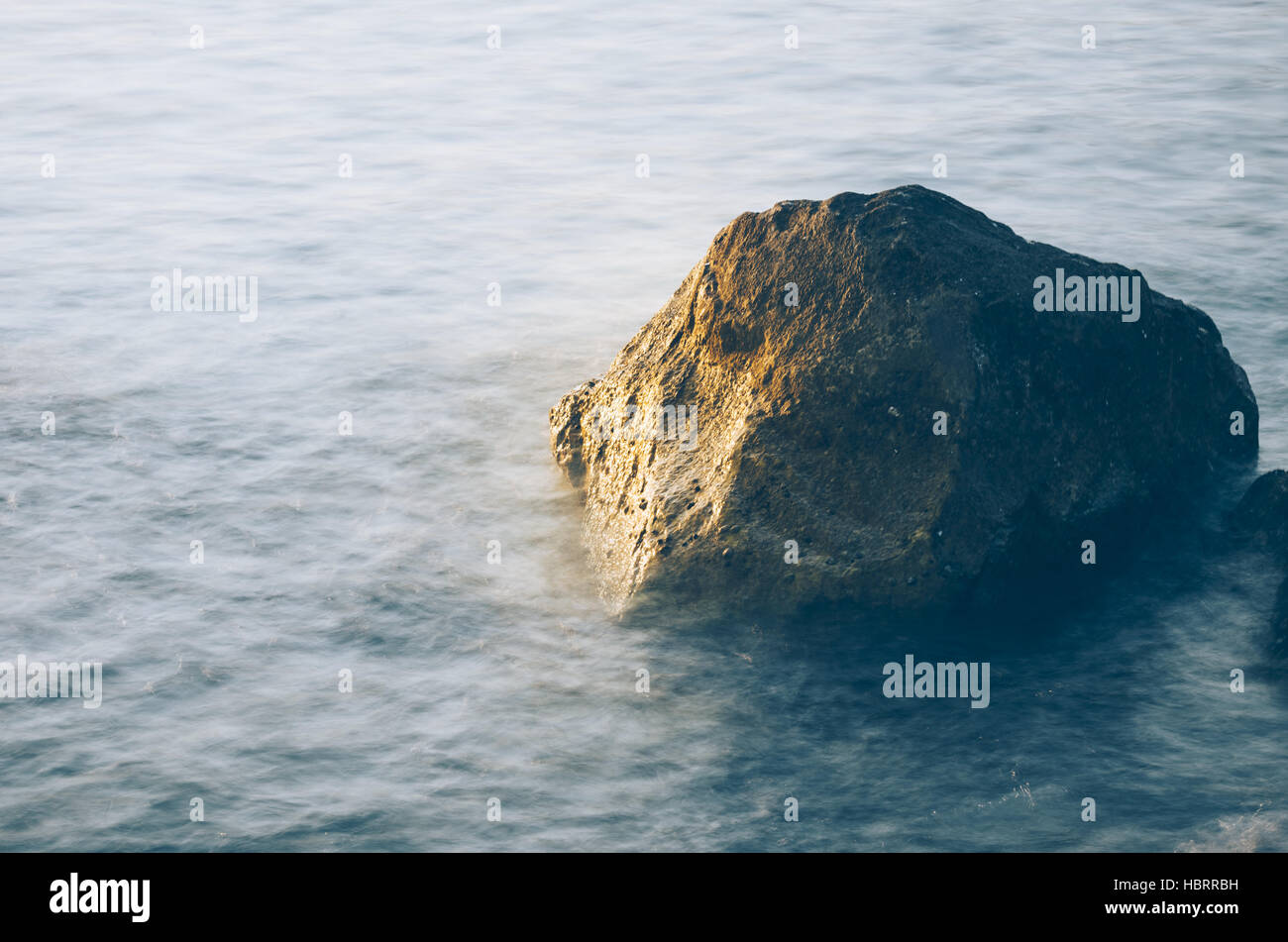 Splash stone sea hi-res stock photography and images - Alamy