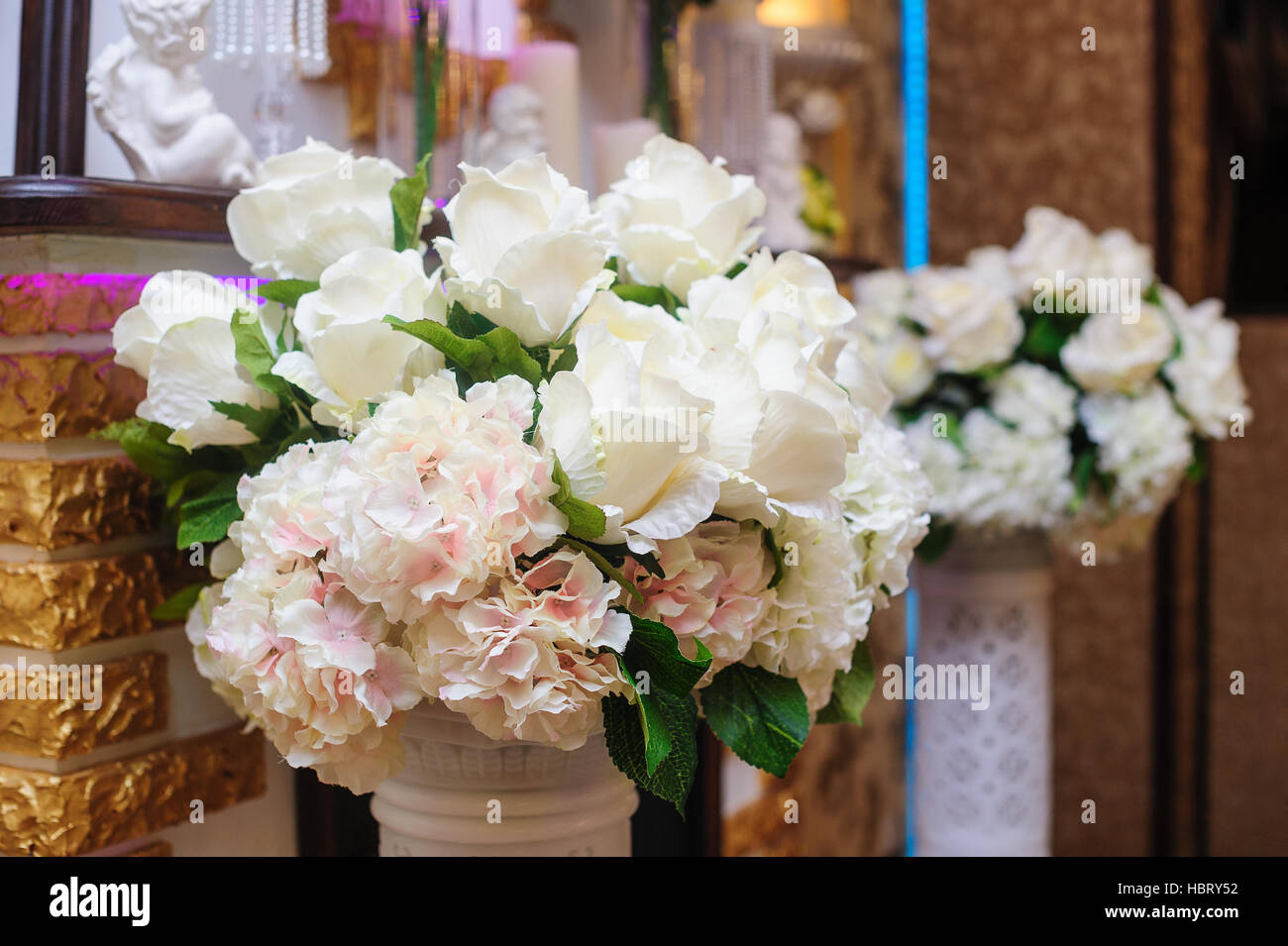 wedding bouquet of white roses. Decor in the restaurant Stock Photo - Alamy