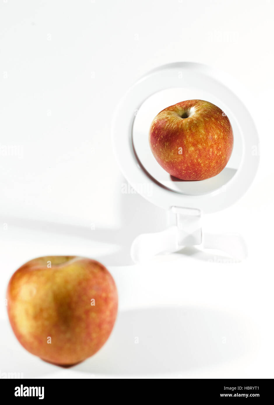 mirror, apple reflections Stock Photo - Alamy