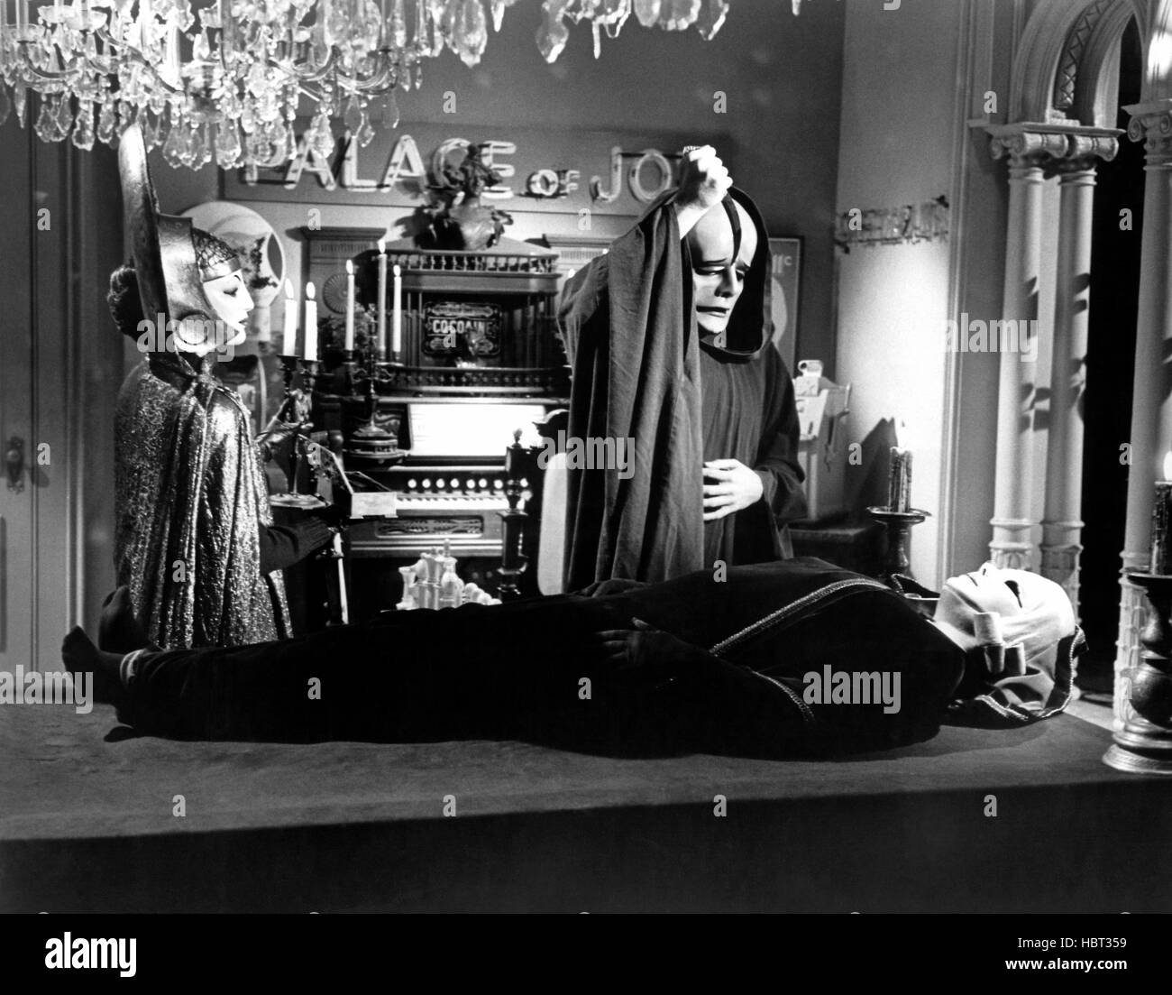 GAMES, Katharine Ross, James Caan, Simone Signoret, 1967 Stock Photo ...