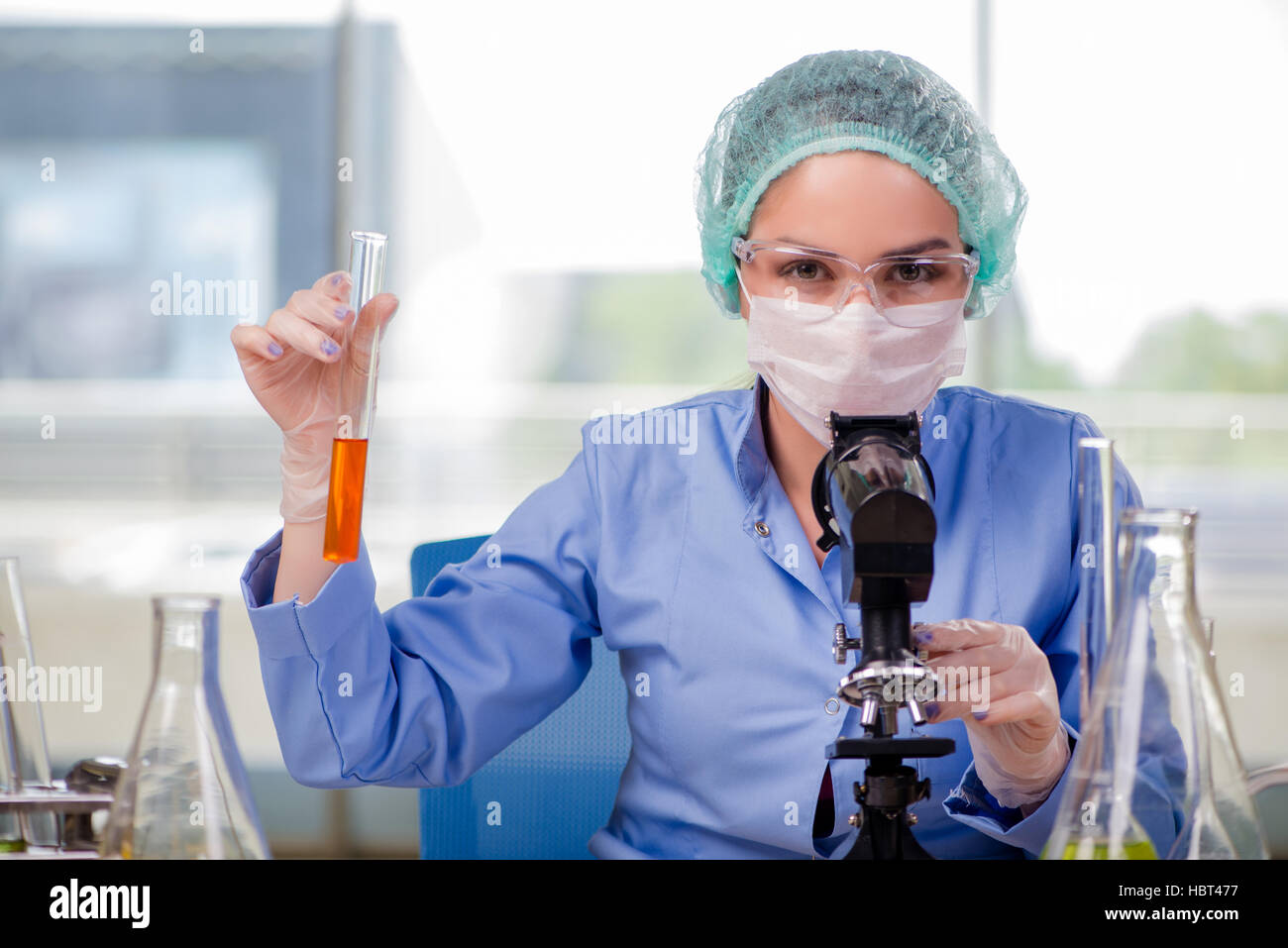 Woman chemist working in the lab Stock Photo - Alamy