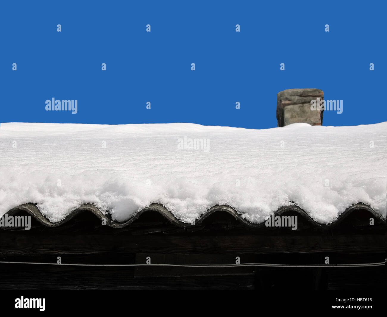 Layer of snow on a roof of the house in winter Stock Photo - Alamy