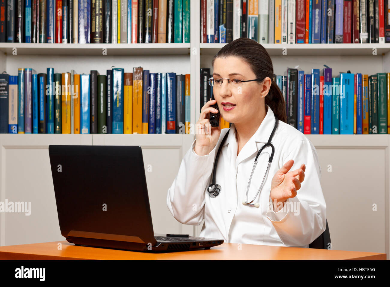 Doctor talking to patient computer hi-res stock photography and images ...