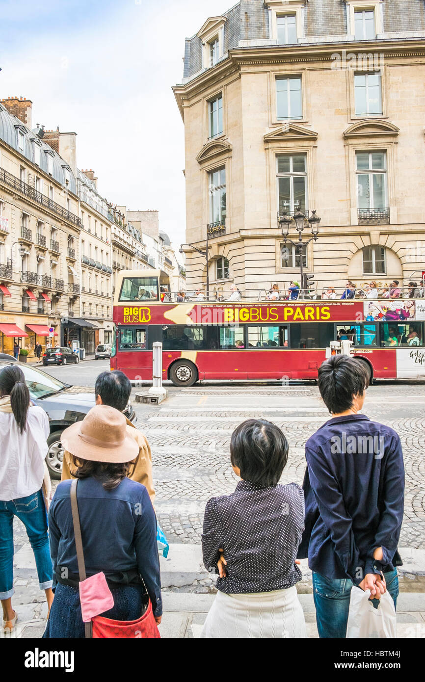 asian tourists waiting at pedestrian crossing, panorama sightseeing bus ...
