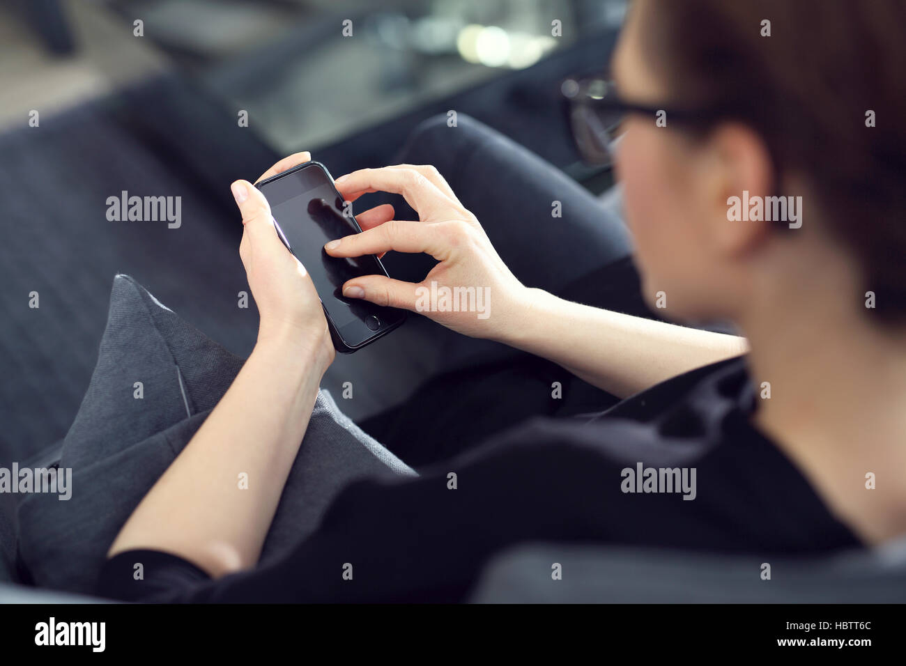 Internet phone, women are browsing the internet on your smartphone ...