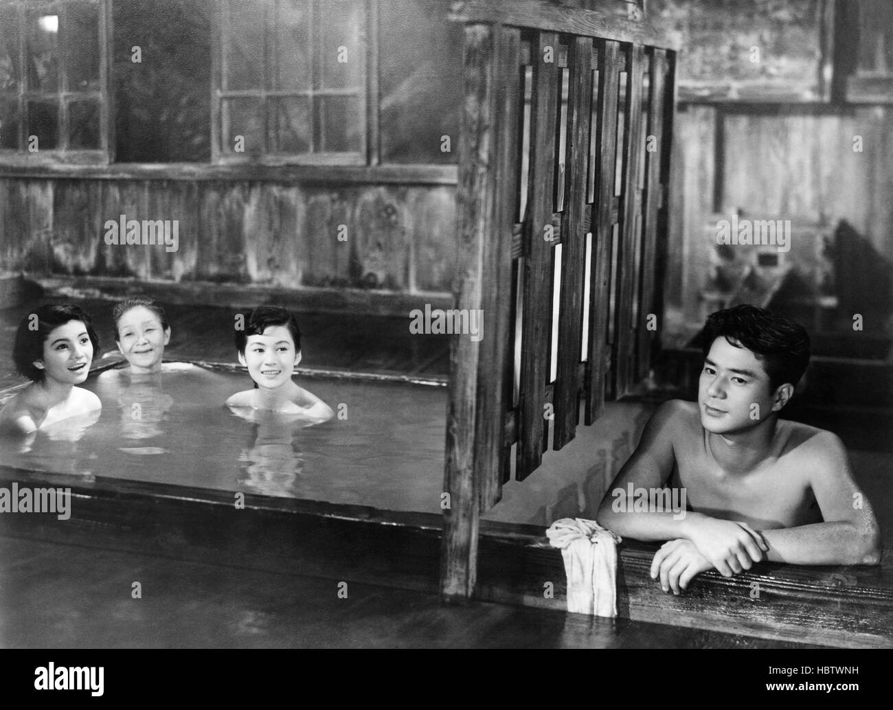 GIRL IN THE MIST, (aka KIRI NO NAKA NO SHOJO), Yoko Tsukasa, (center ...