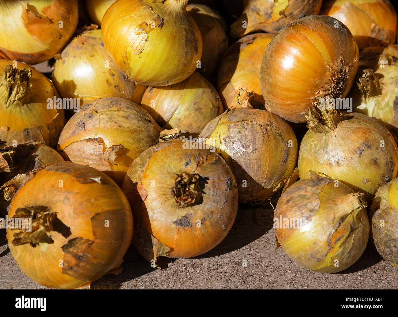 Onions grocery store hi-res stock photography and images - Alamy