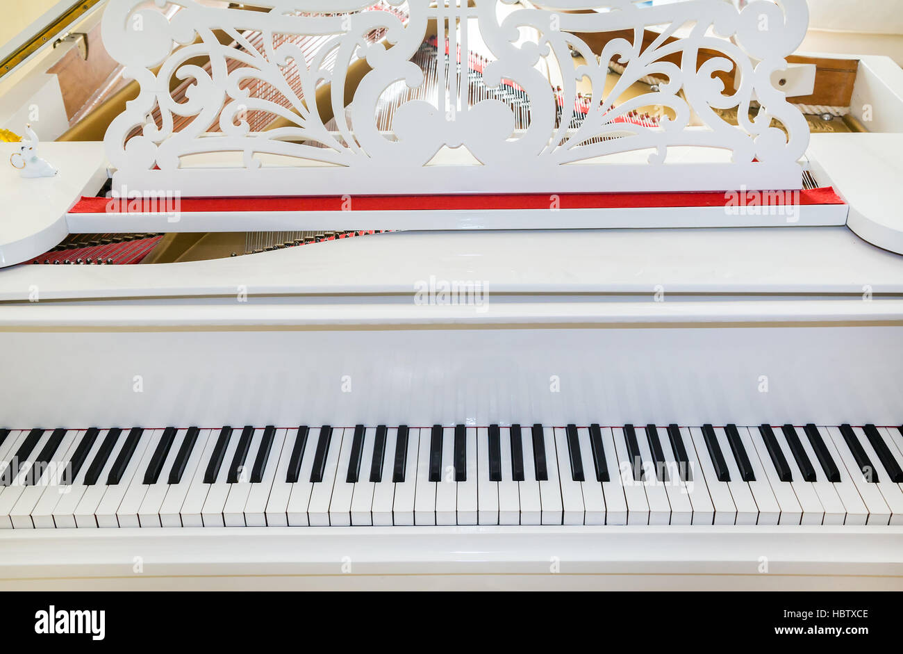 White piano hi-res stock photography and images - Alamy