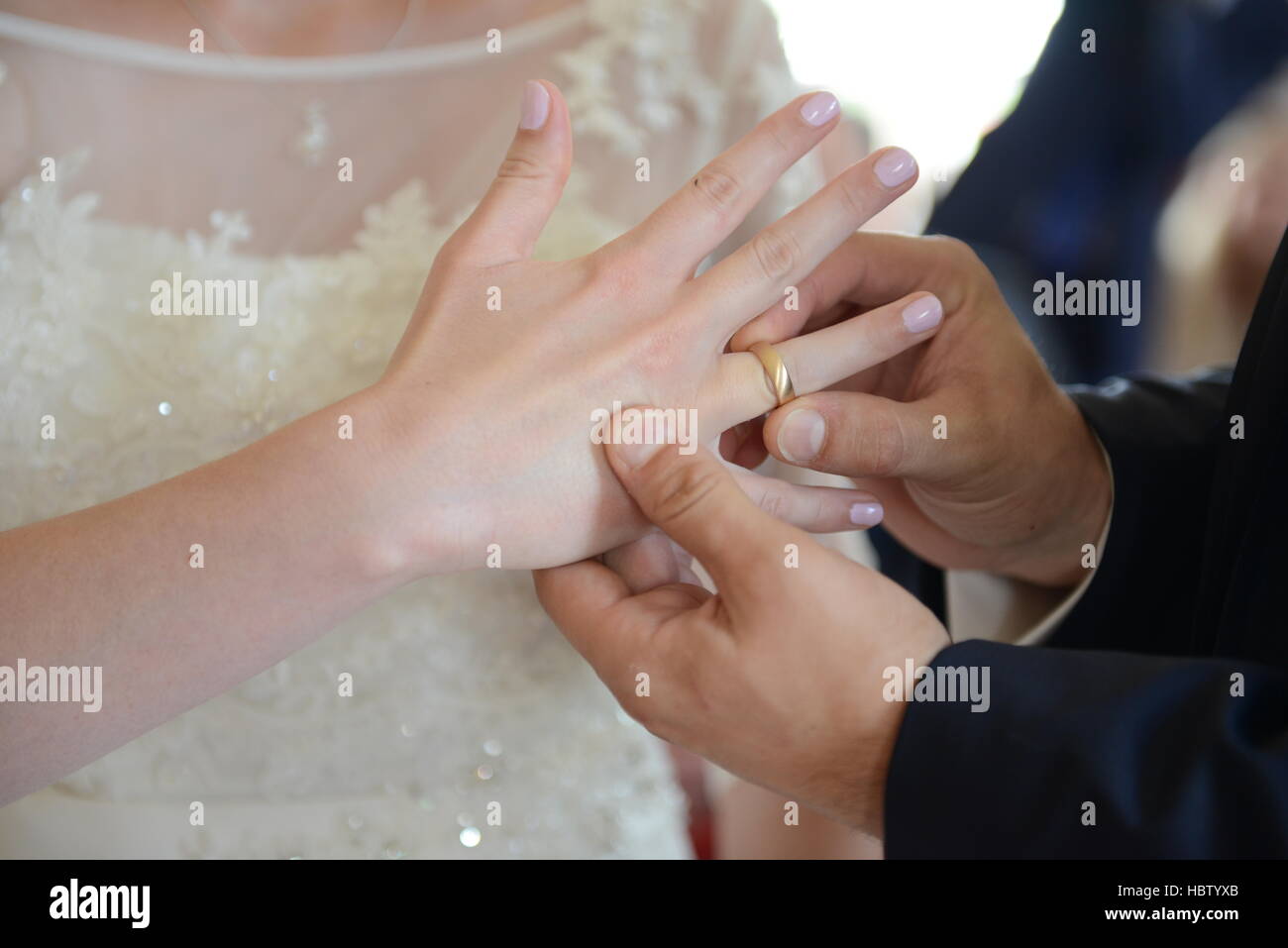Exchange of the wedding ring Stock Photo - Alamy