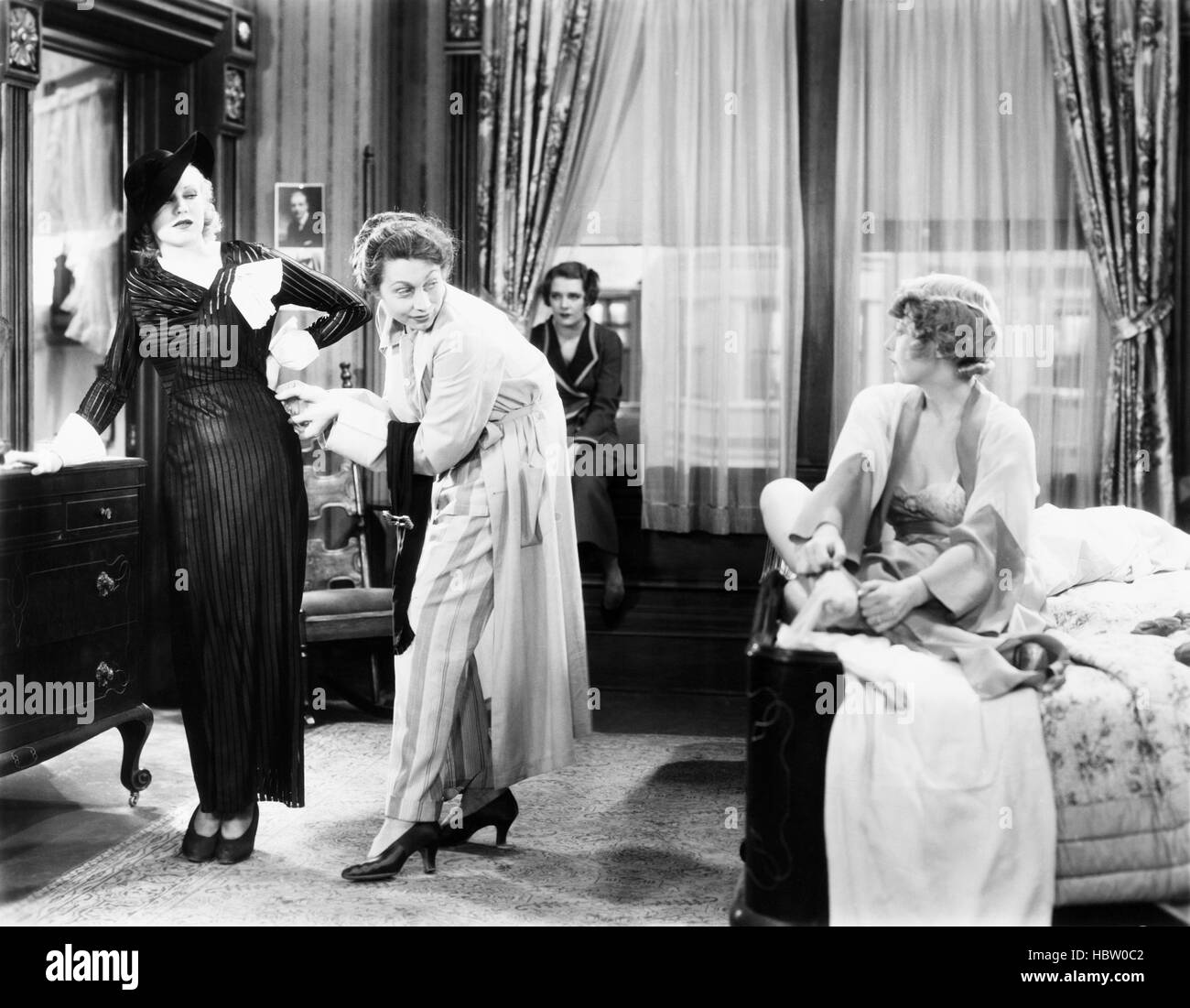 GOLD DIGGERS OF 1933, from left: Ginger Rogers, Aline MacMahon, Ruby ...