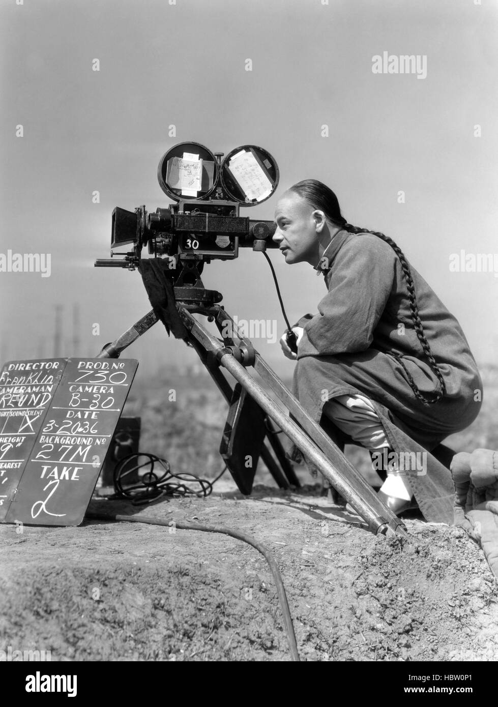 THE GOOD EARTH, Paul Muni, on-set, 1937 Stock Photo - Alamy