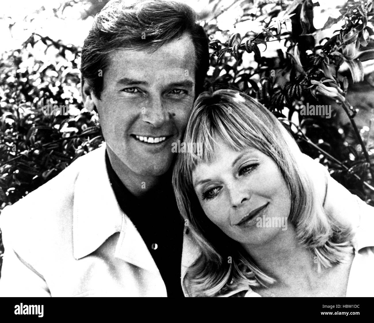 GOLD, Roger Moore, Susannah York, 1974 Stock Photo - Alamy