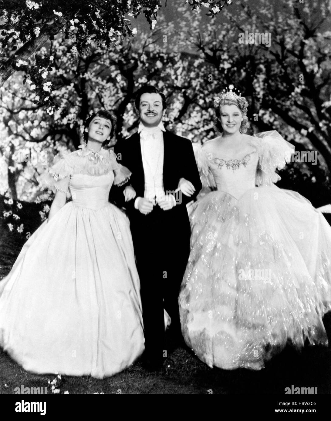 THE GREAT WALTZ, from left, Luise Rainer, Fernand Gravet, Miliza Korjus ...