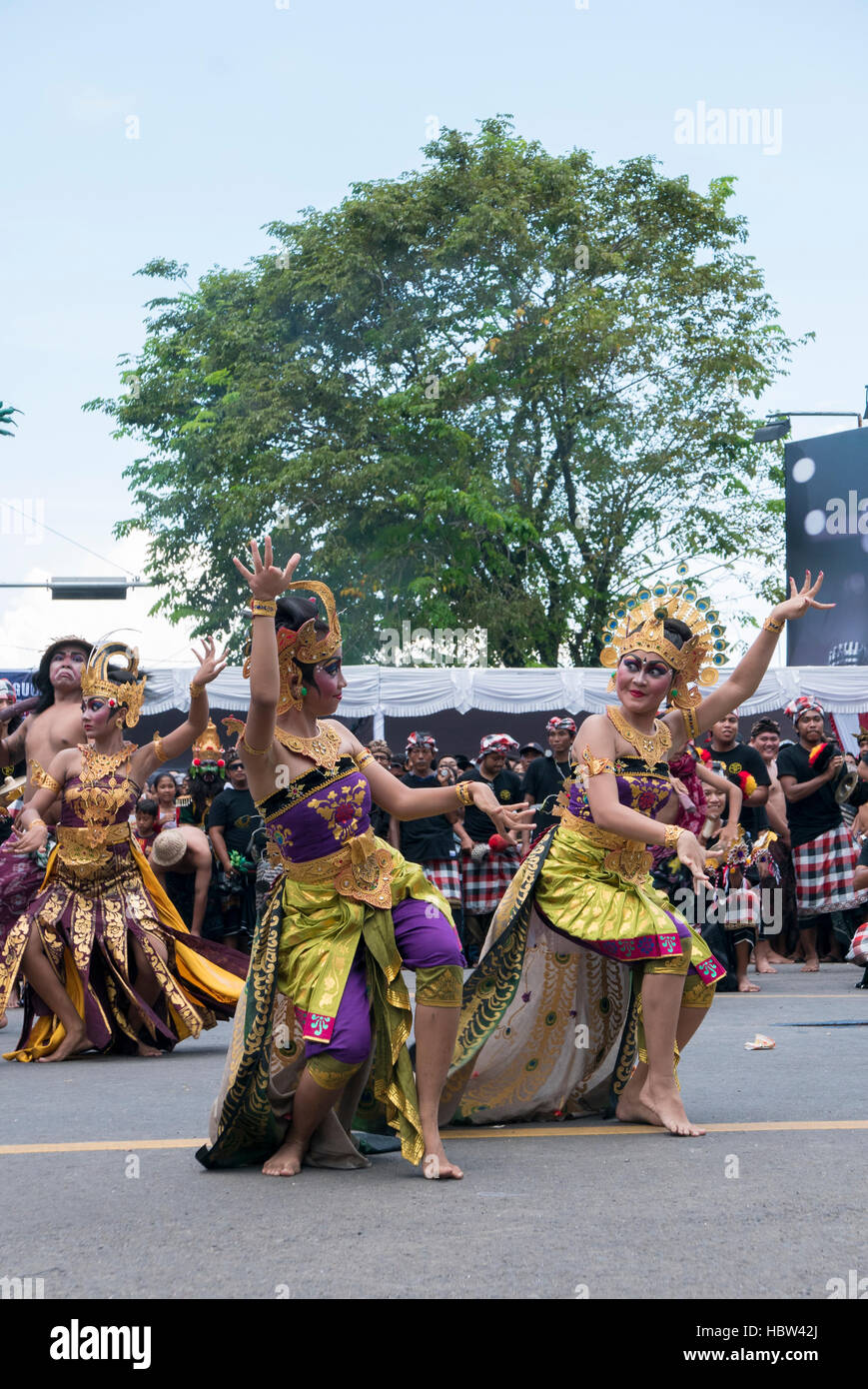 Hindu woman dancing hi-res stock photography and images - Alamy