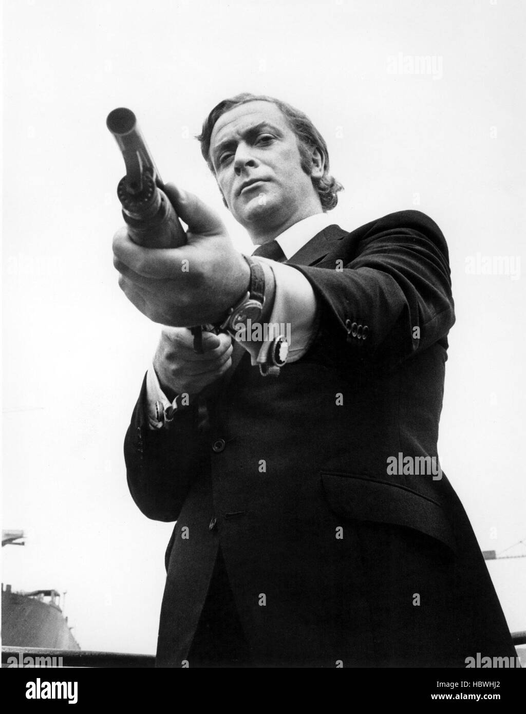 GET CARTER, Michael Caine, 1971, pointing gun Stock Photo - Alamy