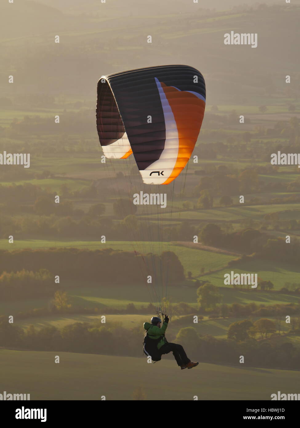 Flying paraglider hi-res stock photography and images - Alamy