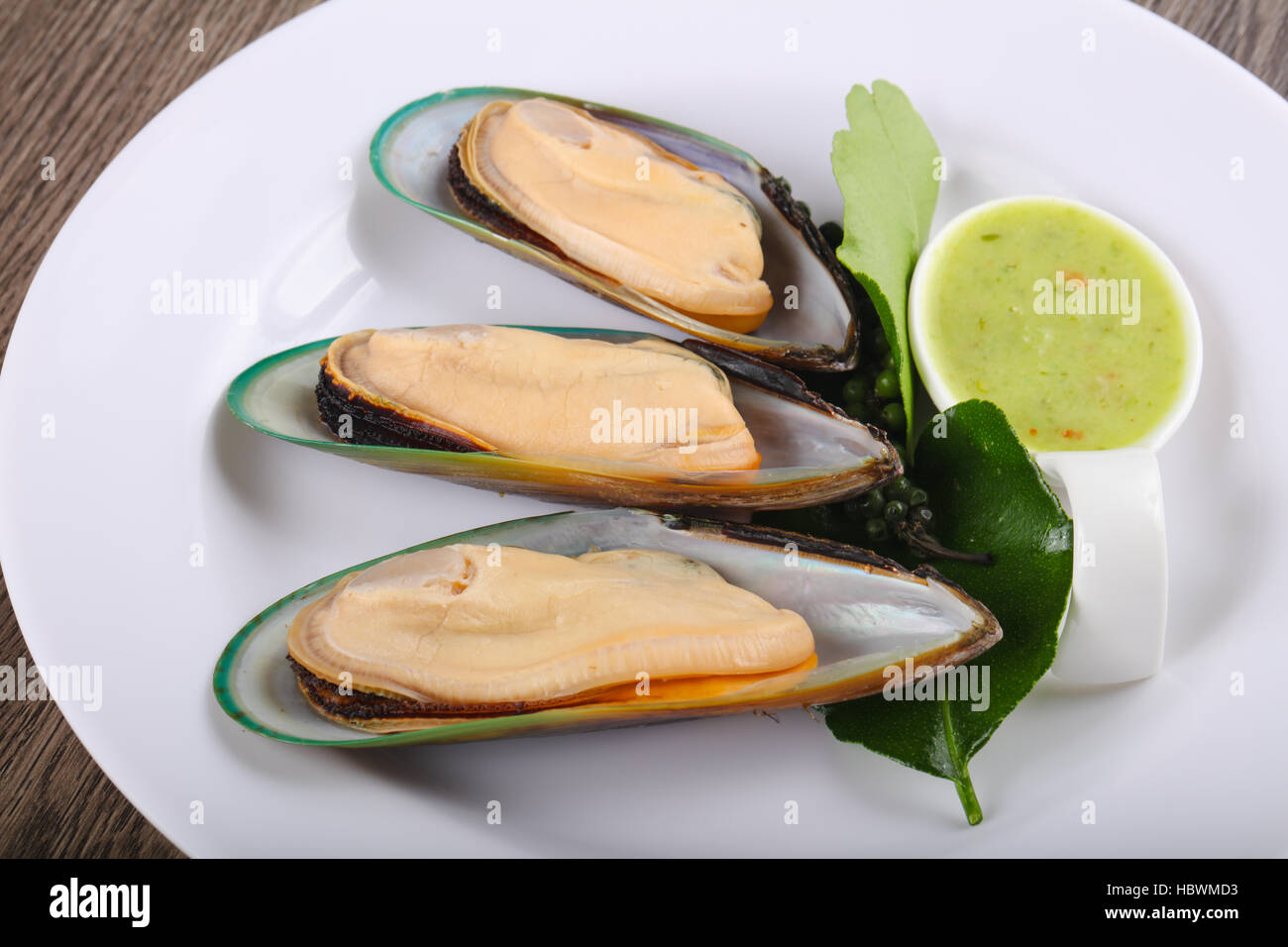 New Zealand Mussels on the plate with garlic Stock Photo - Alamy