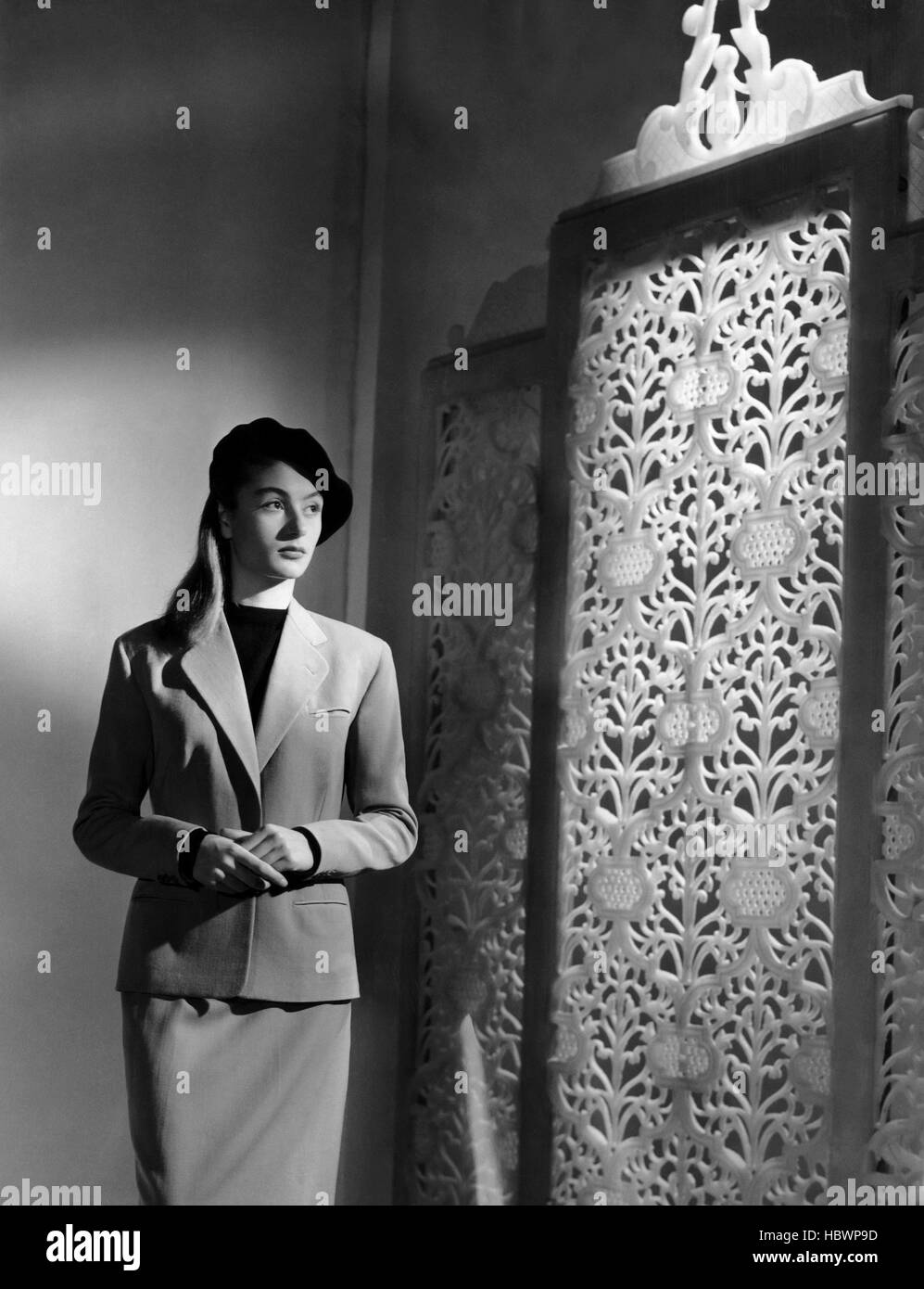 GOLDEN SALAMANDER, Anouk Aimee, 1950 Stock Photo - Alamy