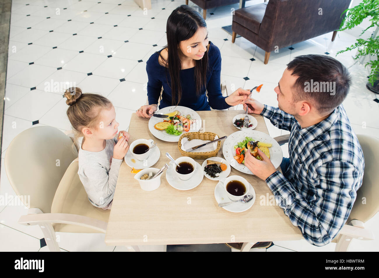 Group people sitting in restaurant hi-res stock photography and images ...